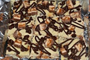 Easy Snickers Cheesecake Recipe with Oreo Crust